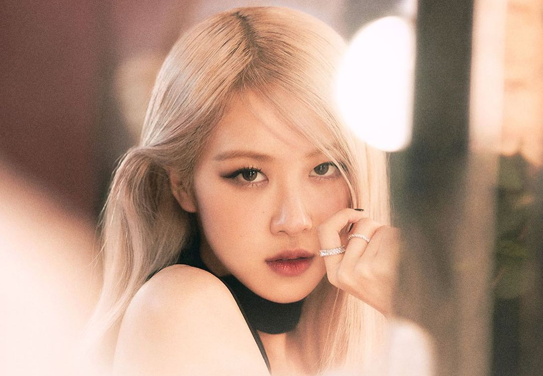 Com Lisa nos bastidores, Rosé faz primeira apresentação solo na TV