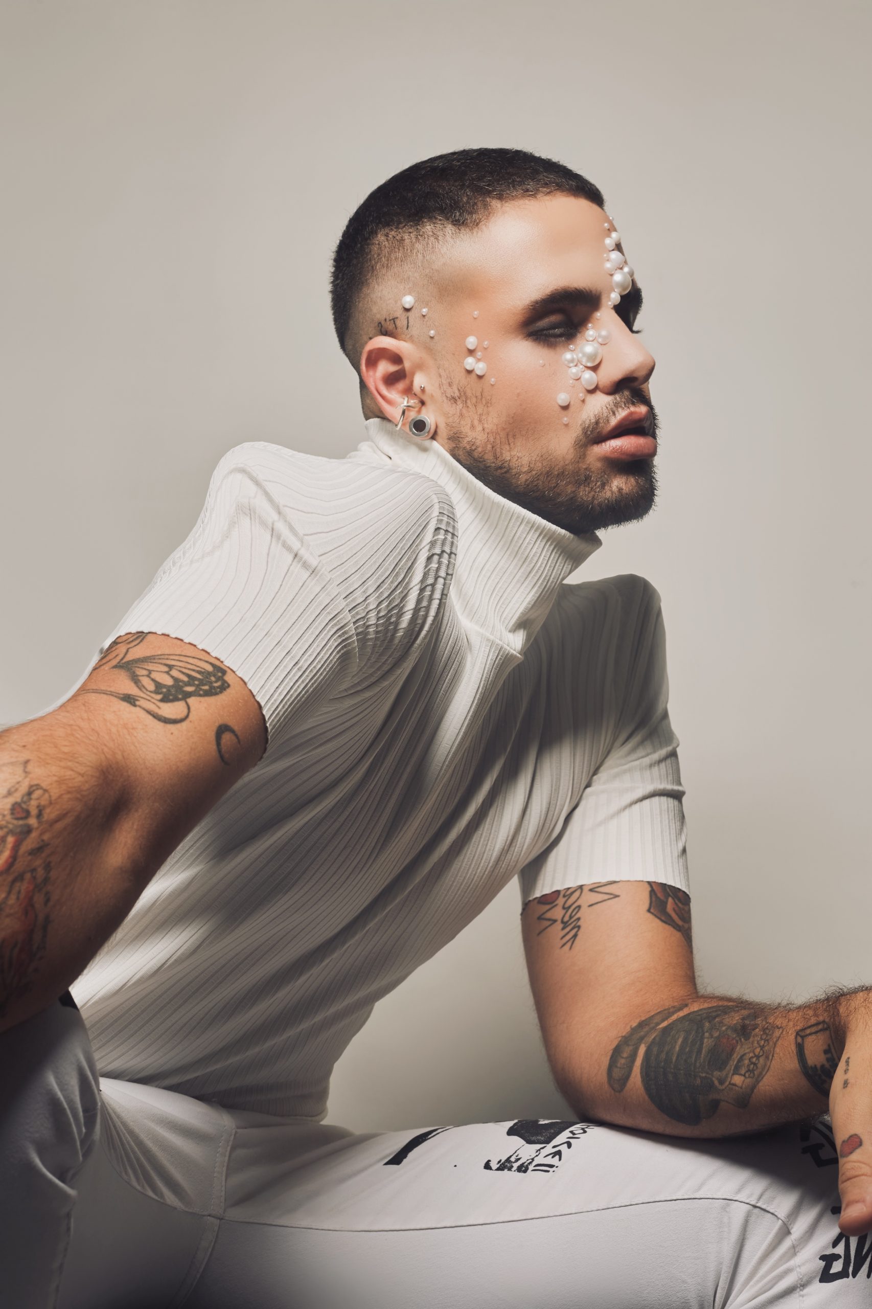 Leandro Buenno divulga título, data e letra de single novo