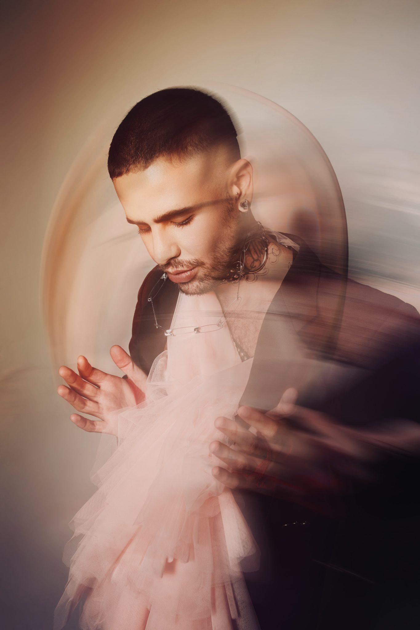 Leandro Buenno divulga título, data e letra de single novo
