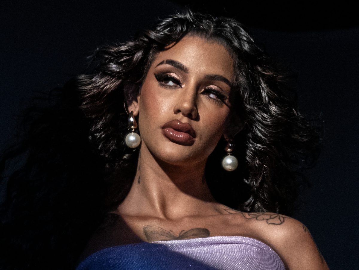 Azzy aponta para nova direção em novo single bilíngue "Outro Lugar ...