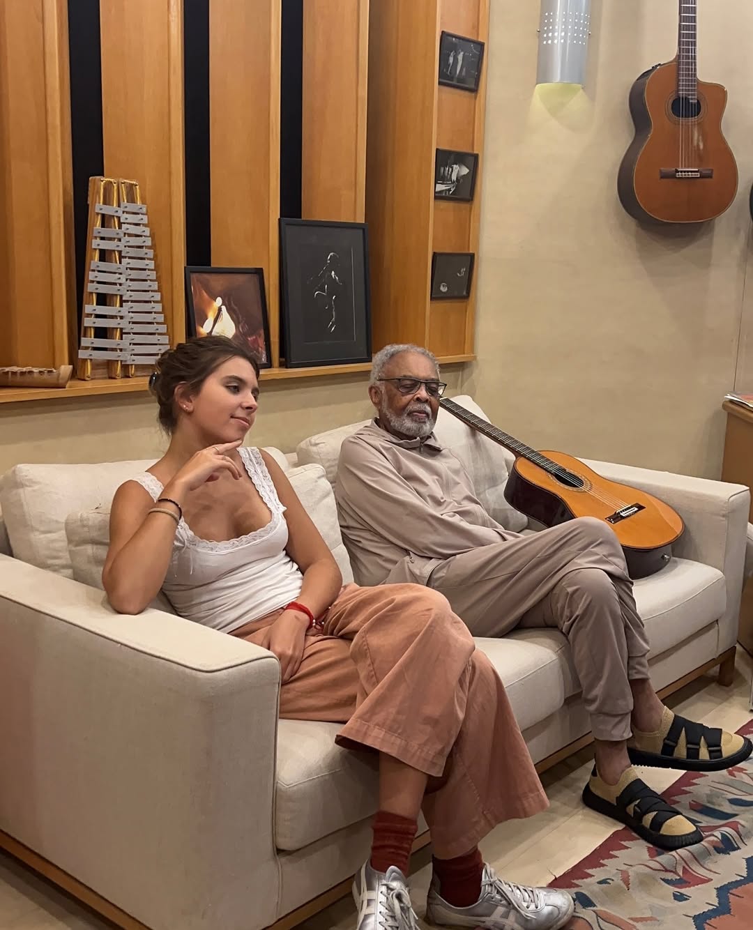 Com violão de Gilberto Gil, Flor Gil revisita clássicos brasileiros no ...